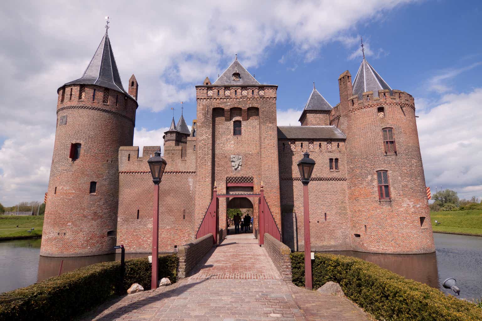 3 'Wide Moat' Buys For 2025 (Not REITs) - INVESTORS HEALTH